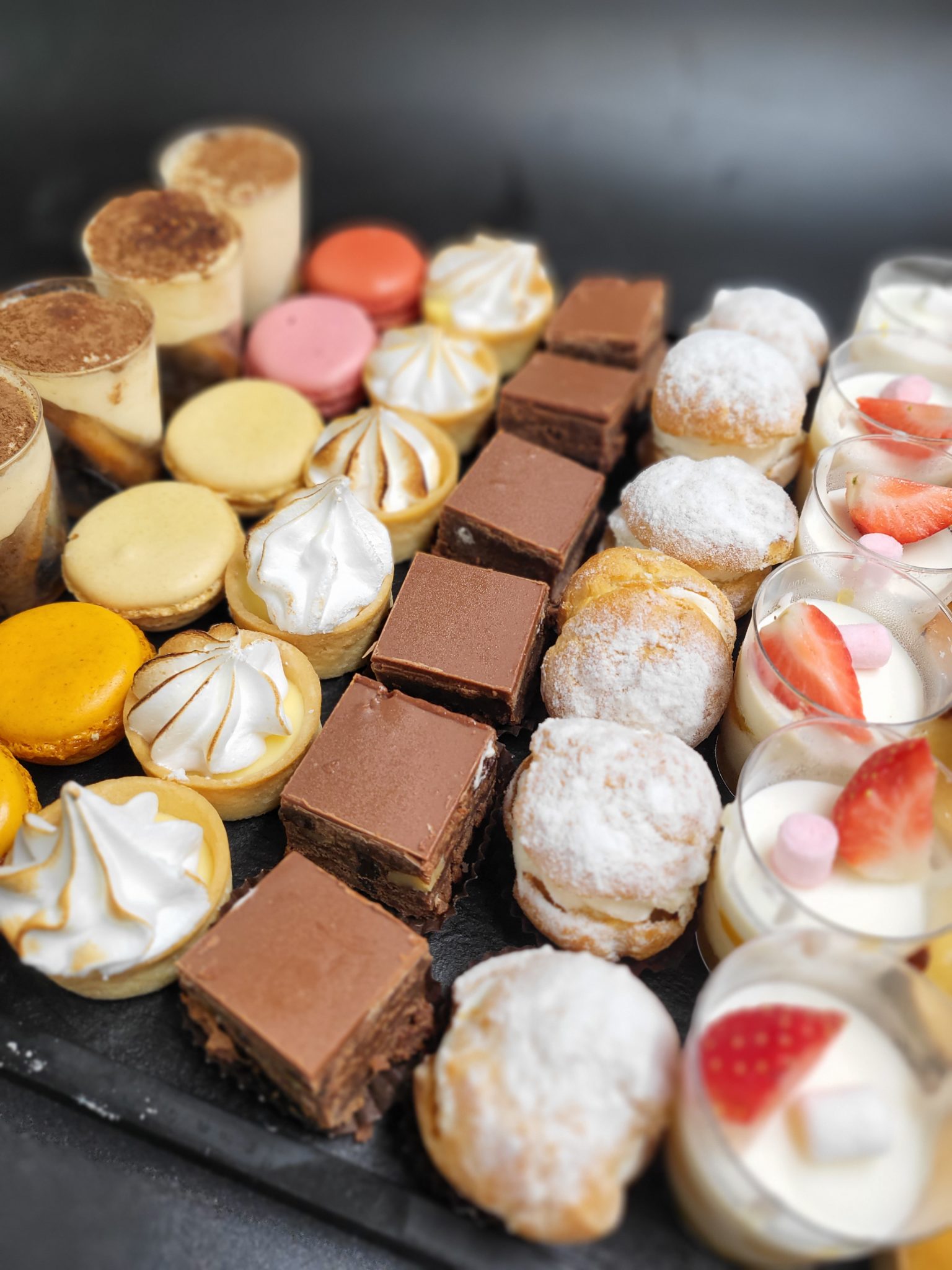 Assortiments de 20 Mini Gâteaux Premium - Traiteur et Saveurs Assortiments de 20 Mini Gâteaux Premium - Traiteur et Saveurs
